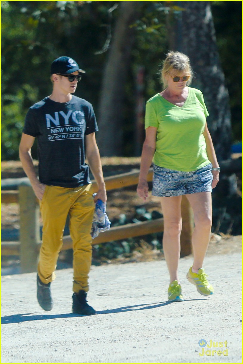Hayden Christensen Bids Farewell to His Mom After Hollywood Hike ...