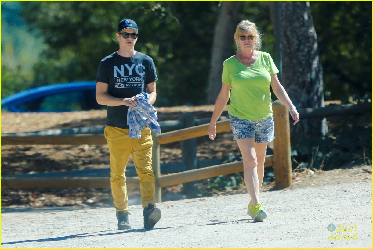 Hayden Christensen Bids Farewell to His Mom After Hollywood Hike ...