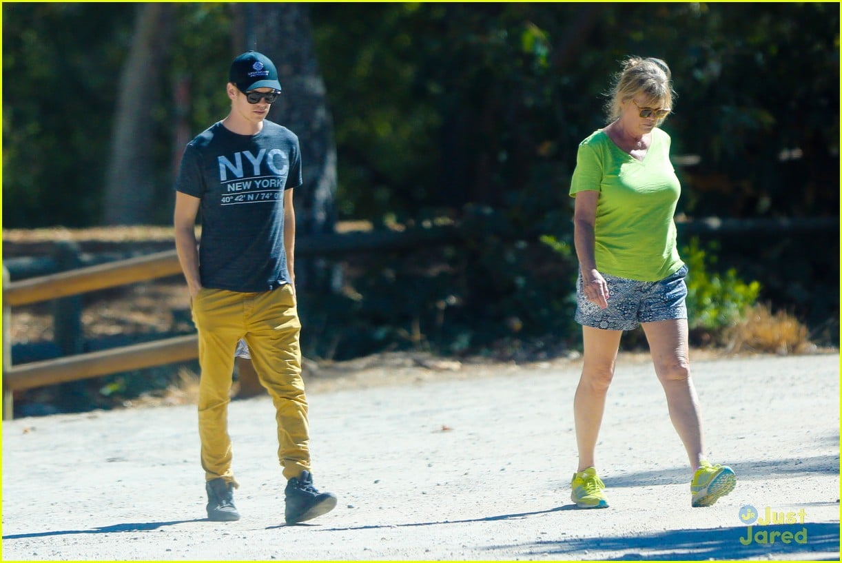 Hayden Christensen Bids Farewell to His Mom After Hollywood Hike ...