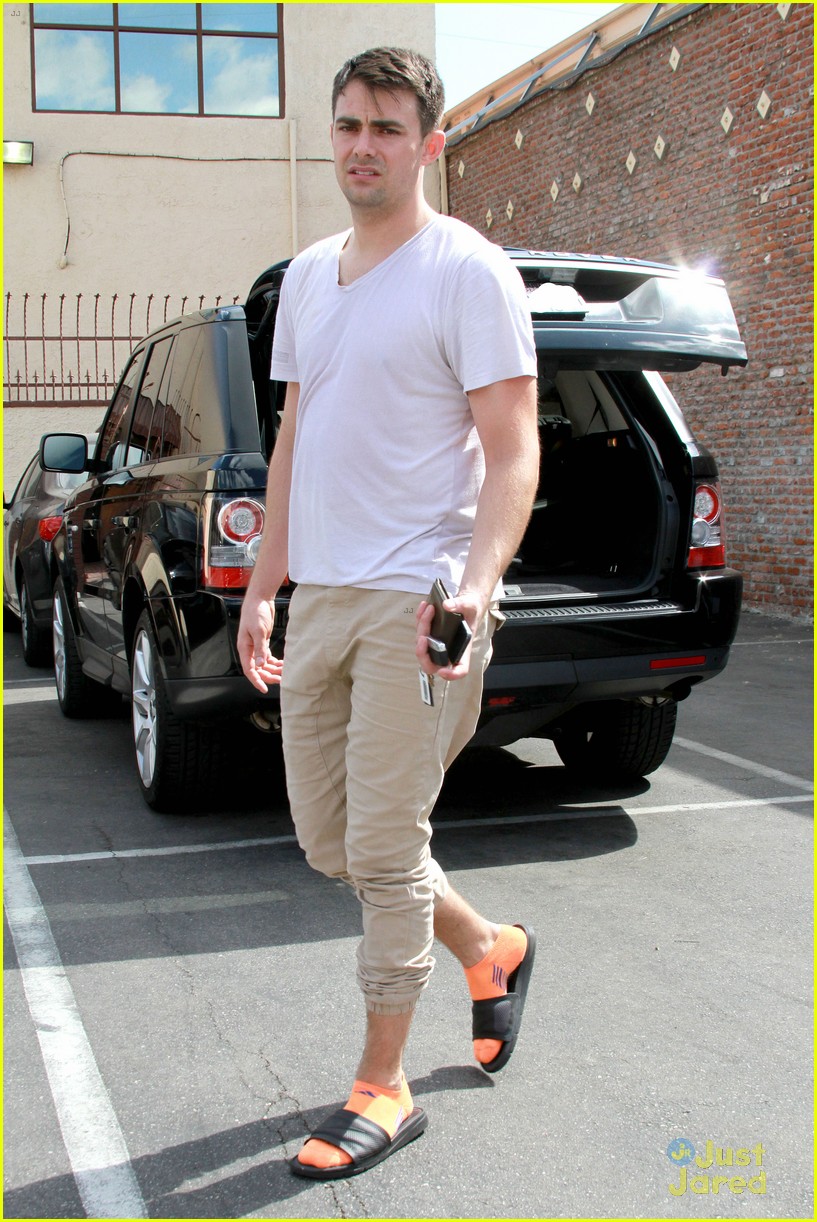 Jonathan Bennett Receives 'DWTS' Support from Legendary Performer Cher ...