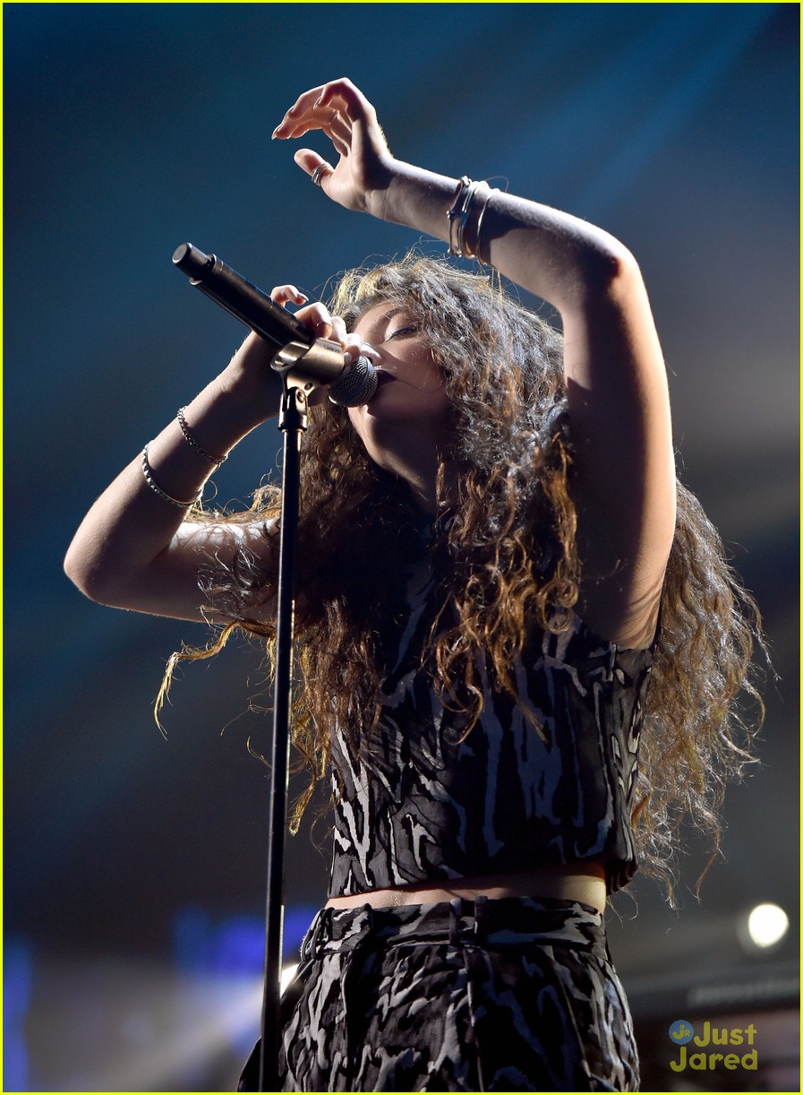 Lorde Gets Introduced to the iHeartRadio Stage by Sophia Bush! | Photo ...
