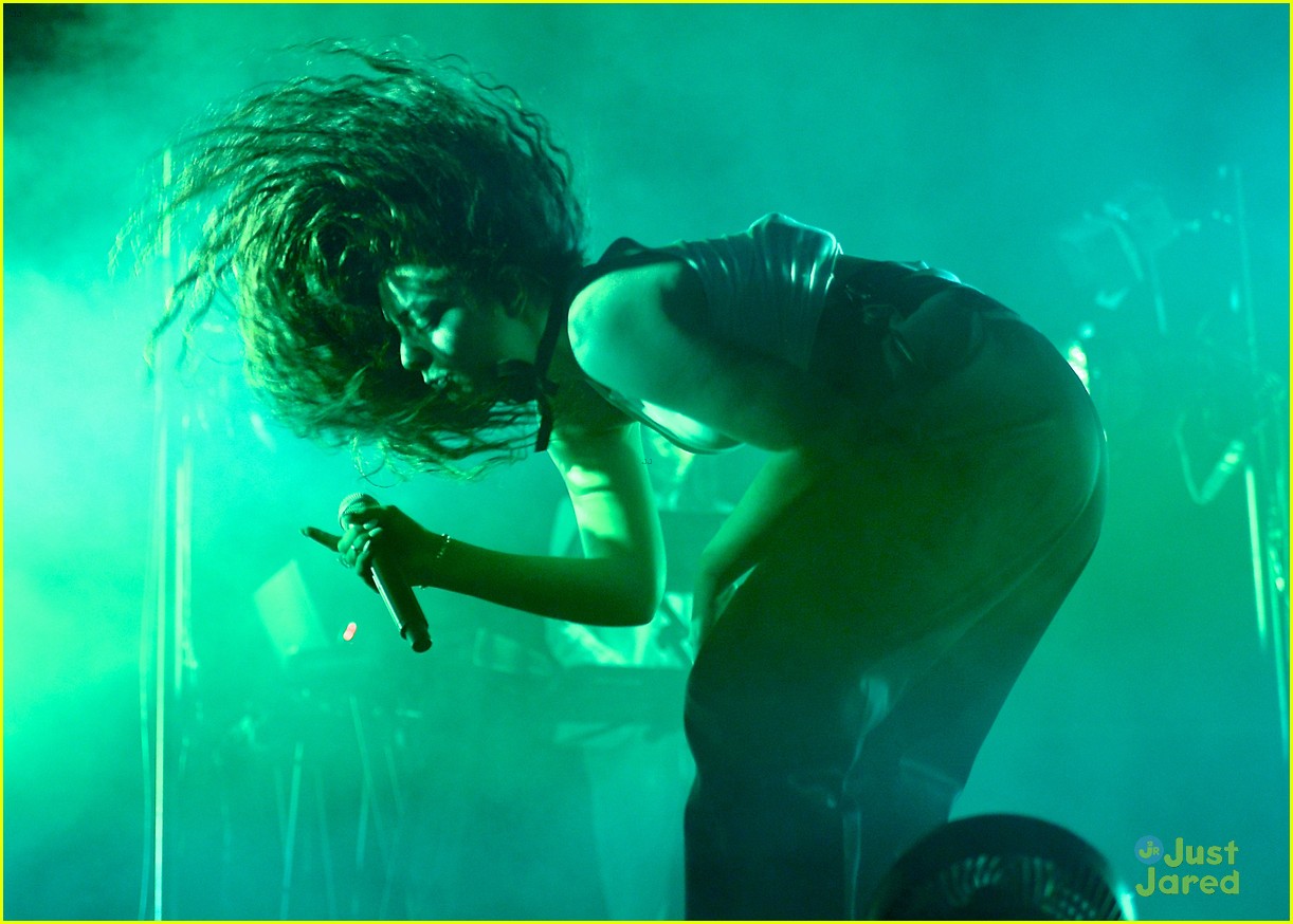 Lorde Gets Introduced to the iHeartRadio Stage by Sophia Bush! | Photo ...