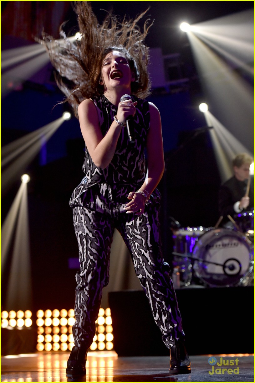 Lorde Gets Introduced to the iHeartRadio Stage by Sophia Bush! | Photo ...