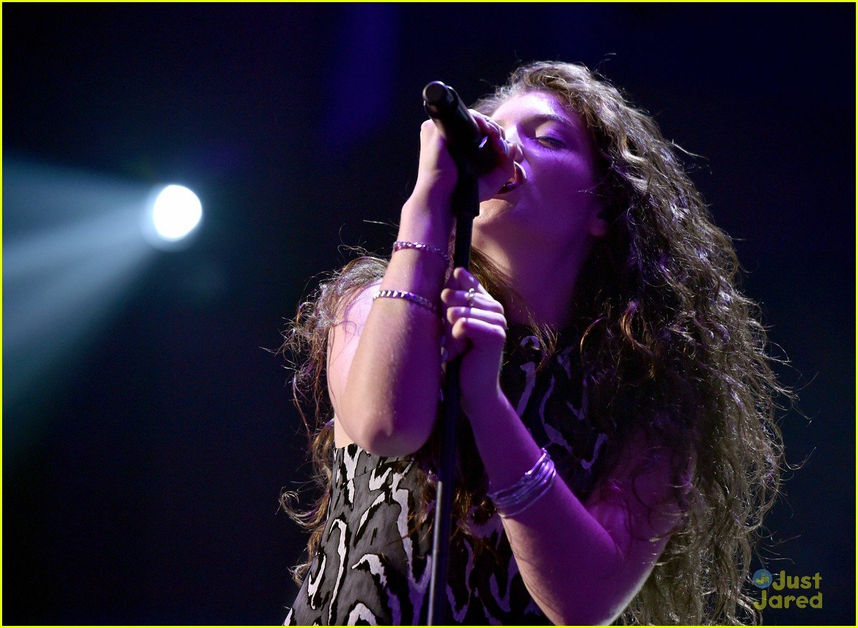 Lorde Gets Introduced to the iHeartRadio Stage by Sophia Bush! | Photo ...