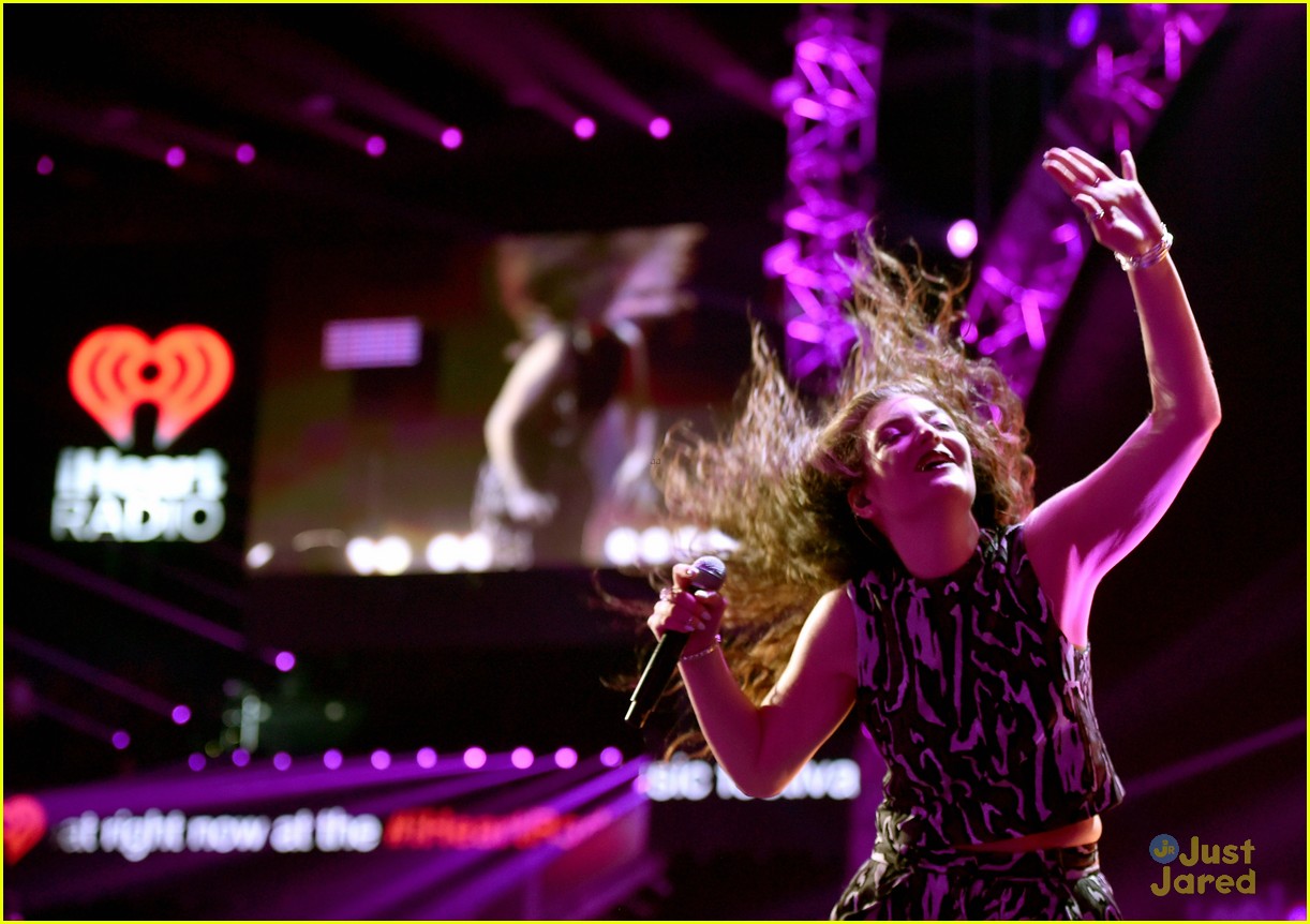 Lorde Gets Introduced to the iHeartRadio Stage by Sophia Bush! | Photo ...