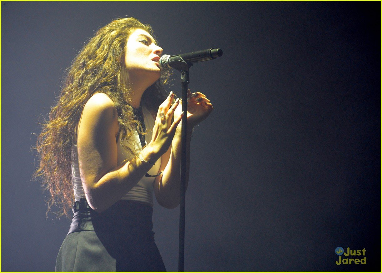 Lorde Gets Introduced to the iHeartRadio Stage by Sophia Bush! | Photo ...