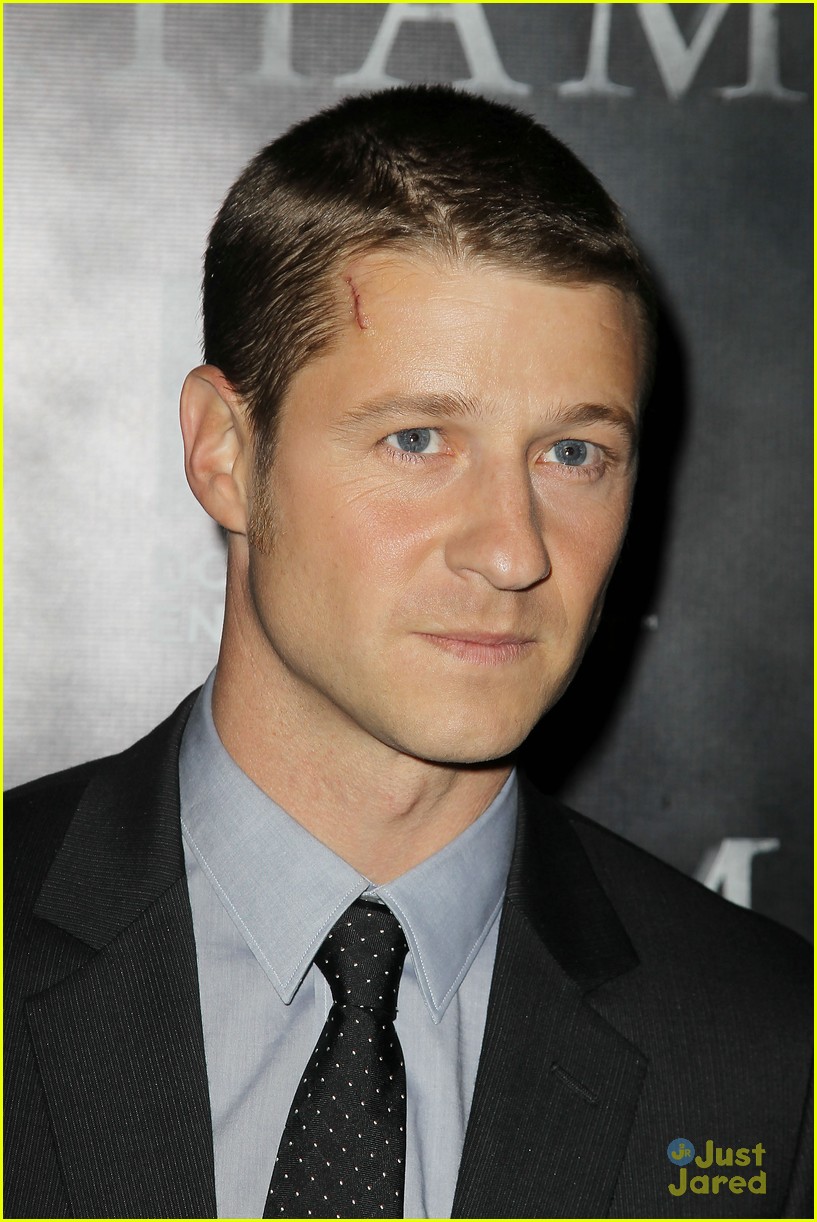 Full Sized Photo of benjamin mckenzie gotham premiere 05 | Ben McKenzie & David Mazouz Bring ...