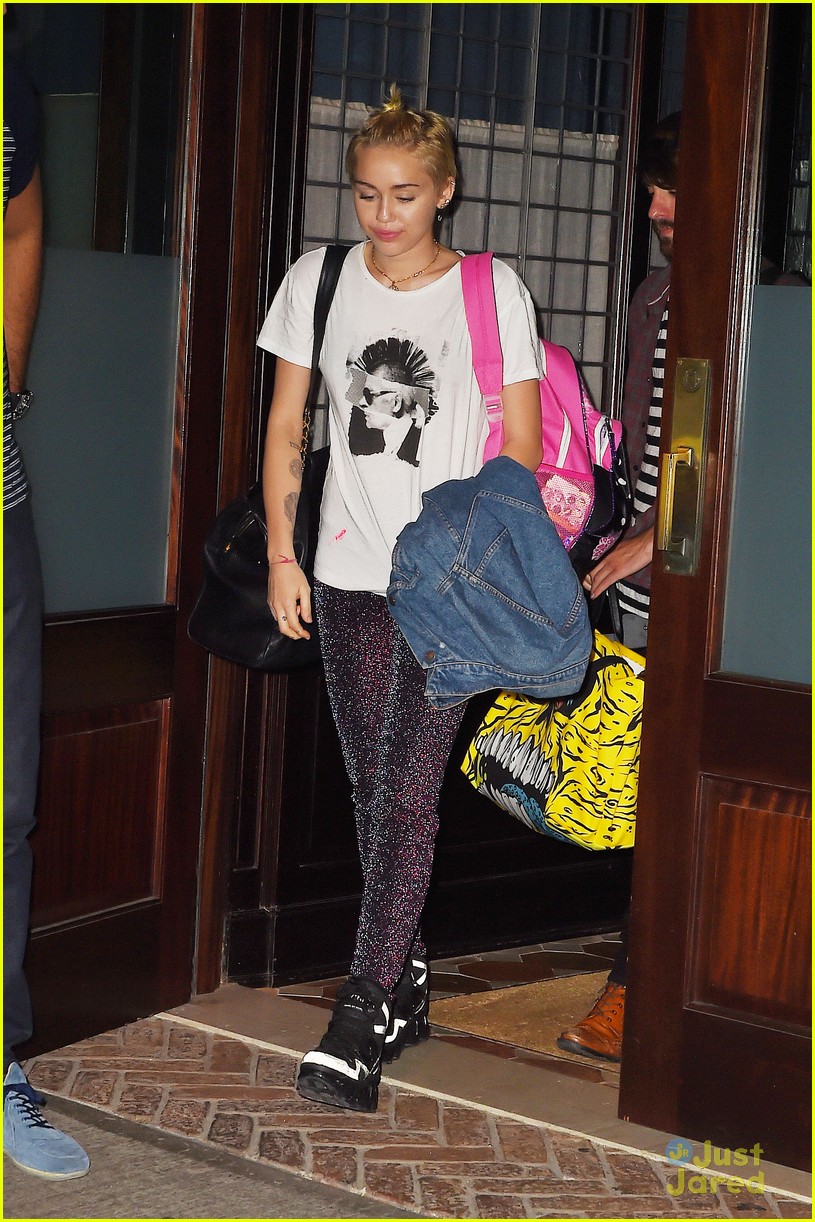 Miley Cyrus is All About Her Smilers in NYC | Photo 715495 - Photo ...