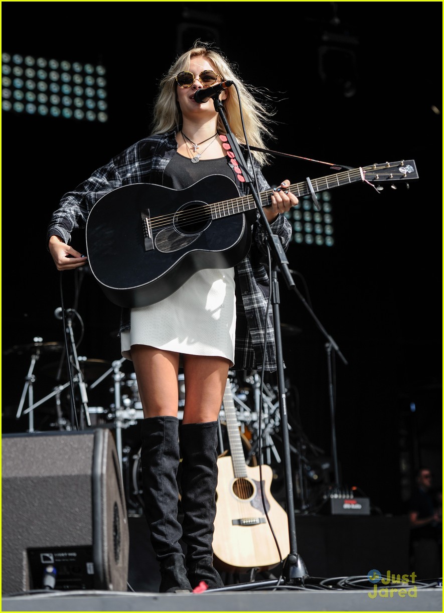 Nina Nesbitt Names New Custom Guitar Wednesday Addams | Photo 712715 ...