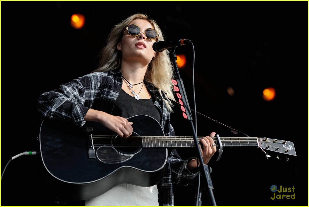 Nina Nesbitt Names New Custom Guitar Wednesday Addams | Photo 712716 ...