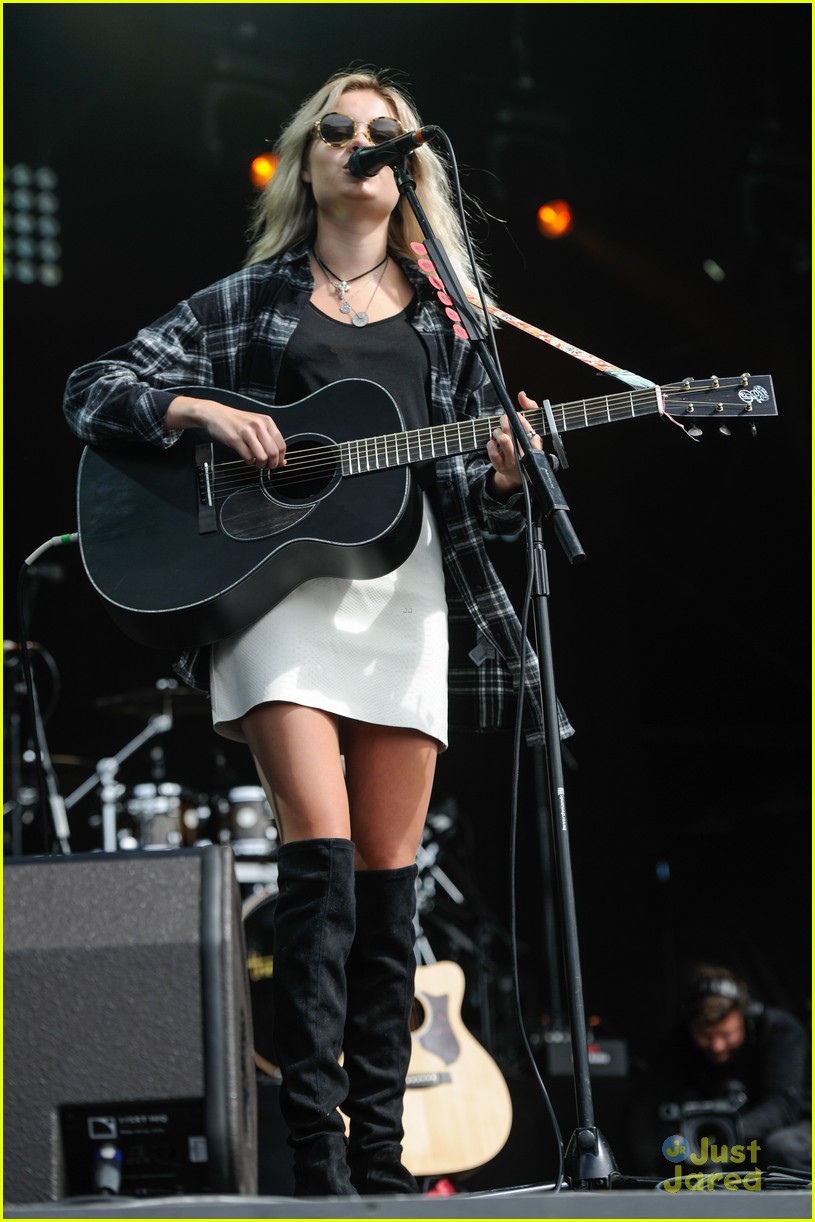 Nina Nesbitt Names New Custom Guitar Wednesday Addams | Photo 712717 ...