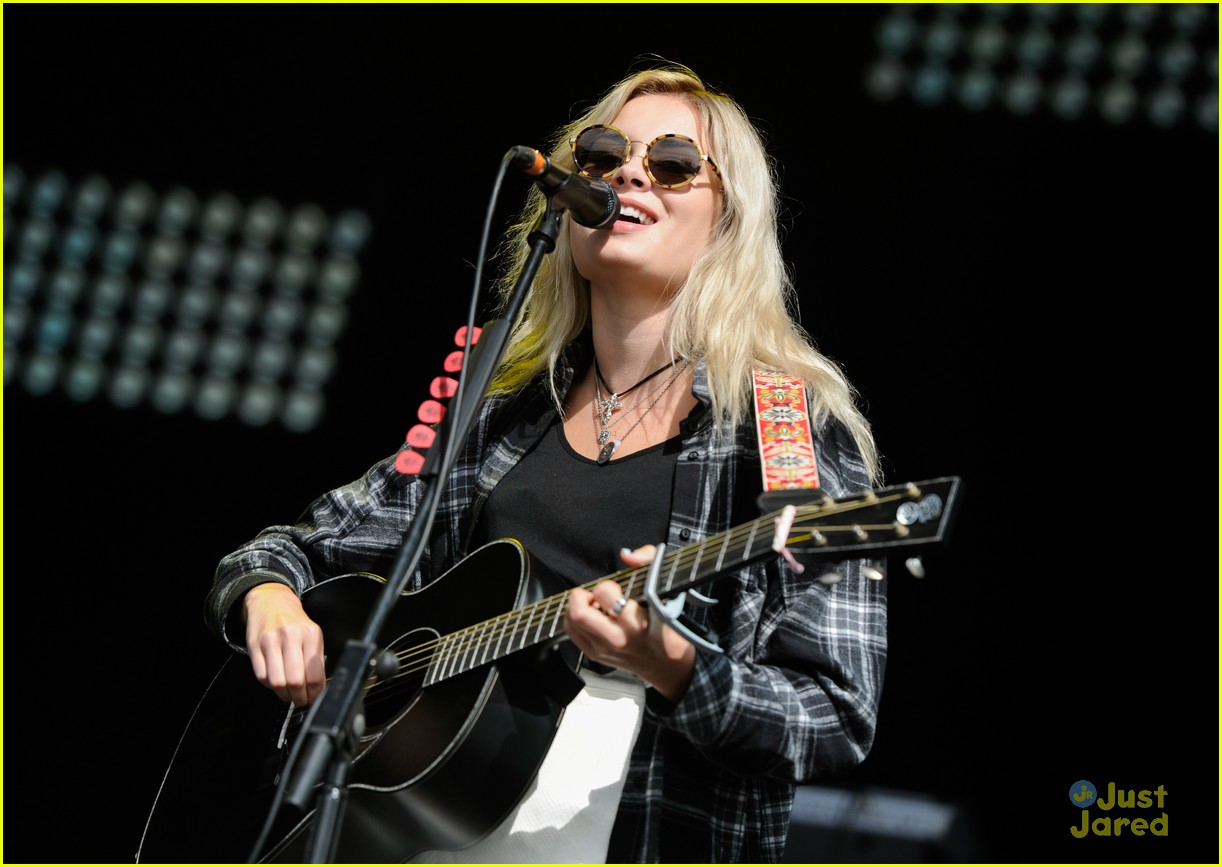 Nina Nesbitt Names New Custom Guitar Wednesday Addams | Photo 712720 ...