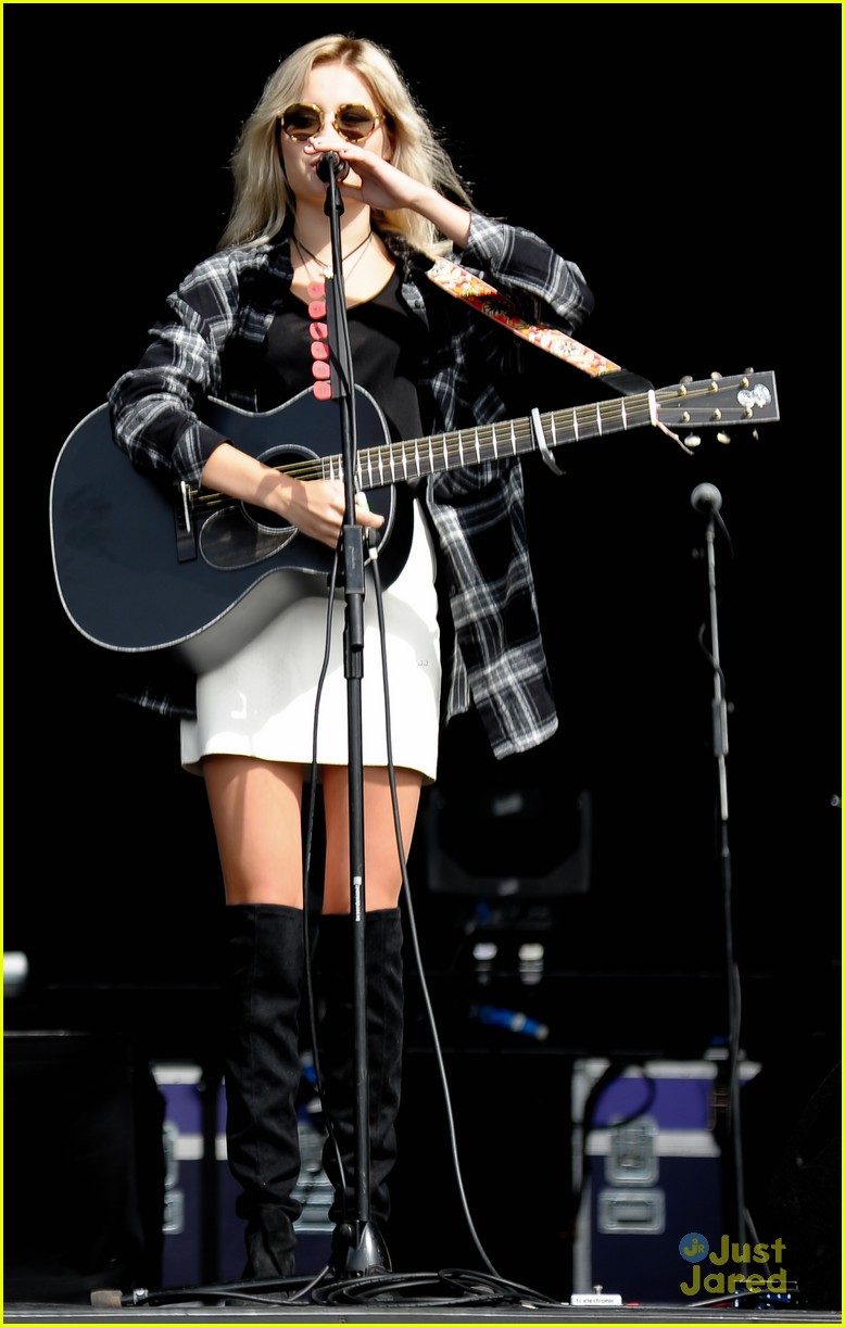 Nina Nesbitt Names New Custom Guitar Wednesday Addams | Photo 712723 ...