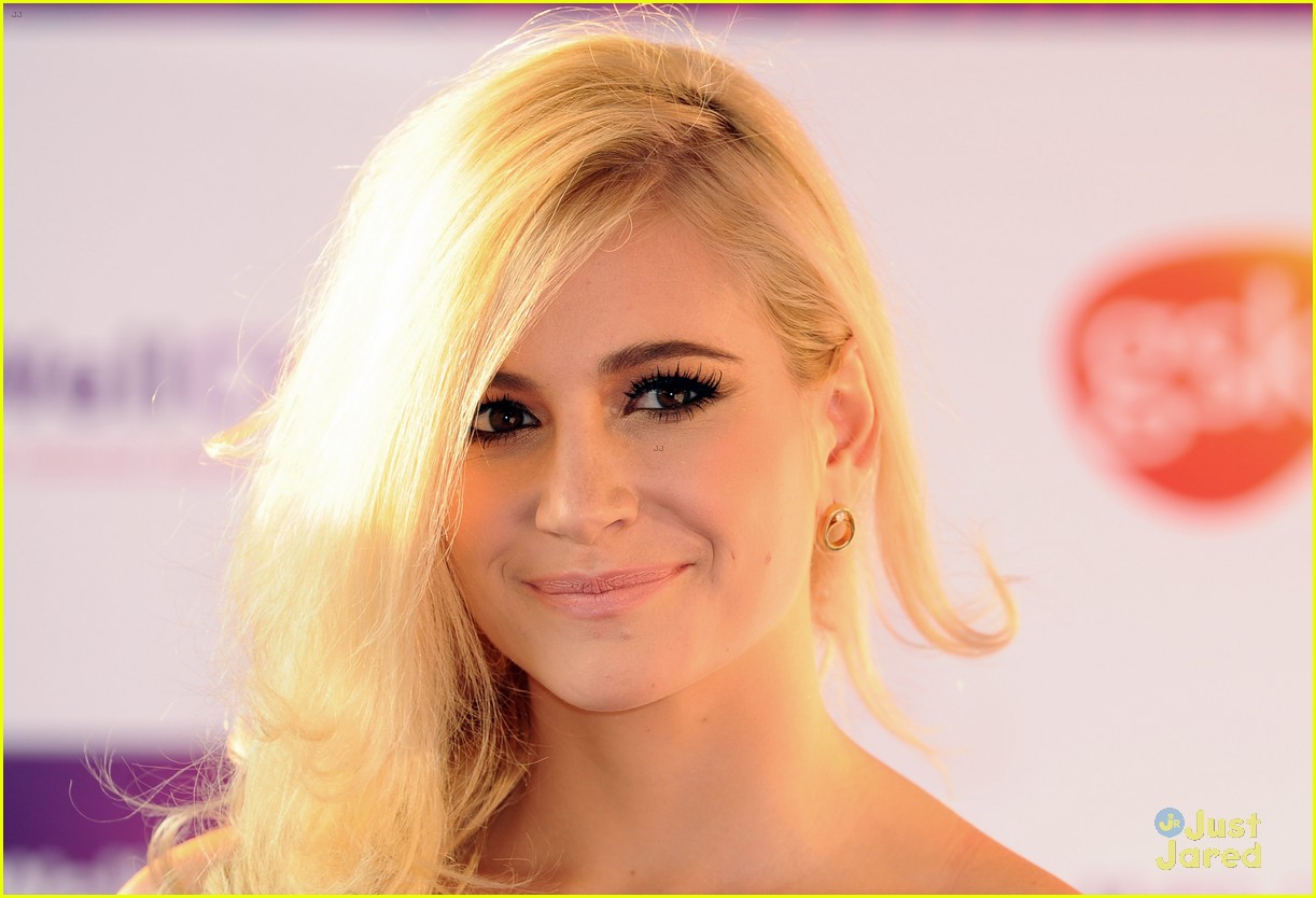 Pixie Lott Cozies Up to Boyfriend Oliver Cheshire in New 'Break Up Song ...