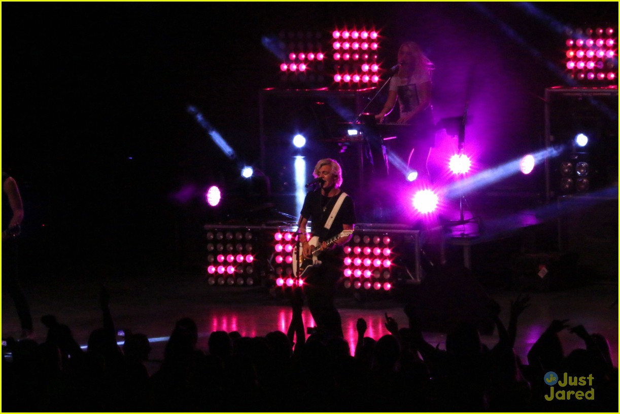 R5 Performs in Vegas After Rydel Lynch Admits Crush on Bandmate ...