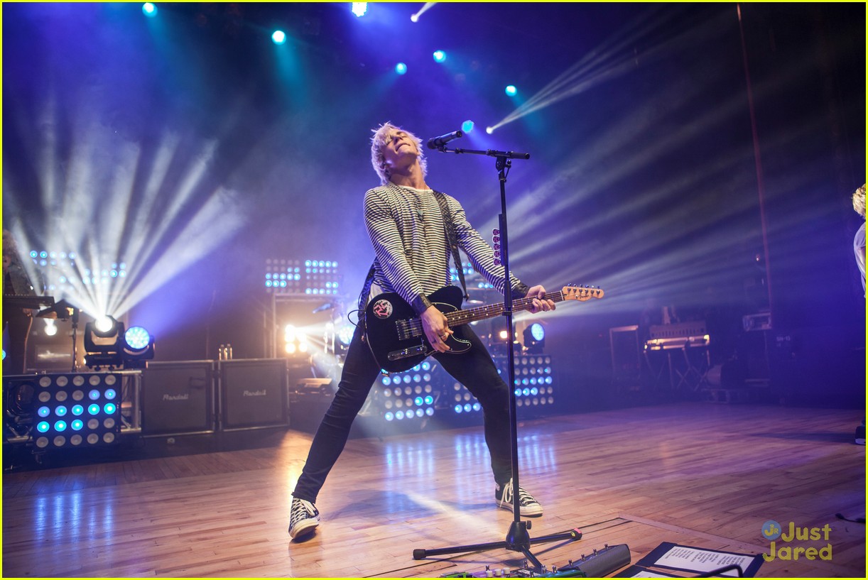 R5 Rocks Out at the Royal Oak Music Theatre in Detroit! | Photo 721658 ...