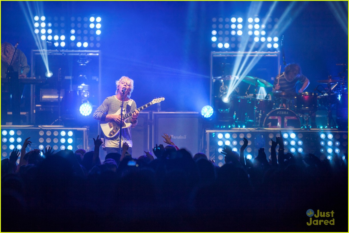 Full Sized Photo of r5 ross lynch detroit performance 22 | R5 Rocks Out ...