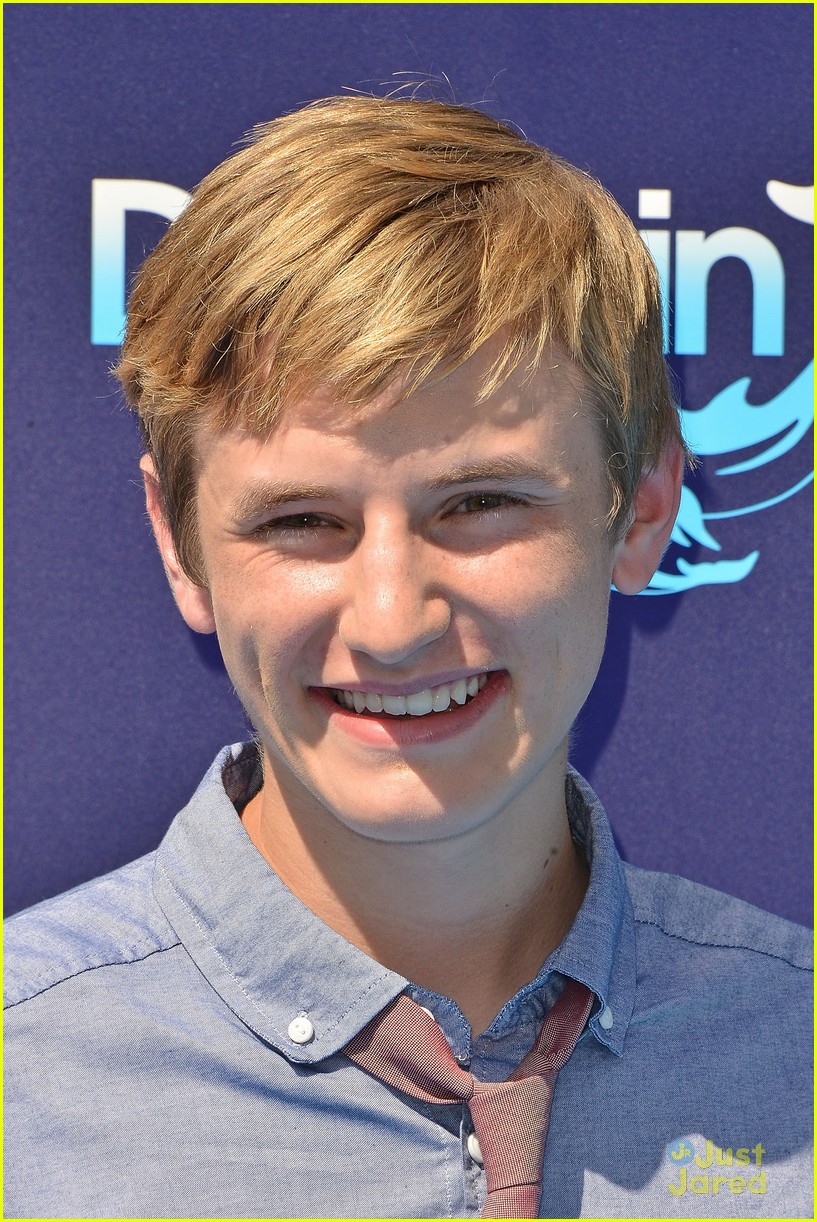 Benjamin Stockham & Paris Berelc Stop By the 'Dolphin Tale 2' Premiere ...