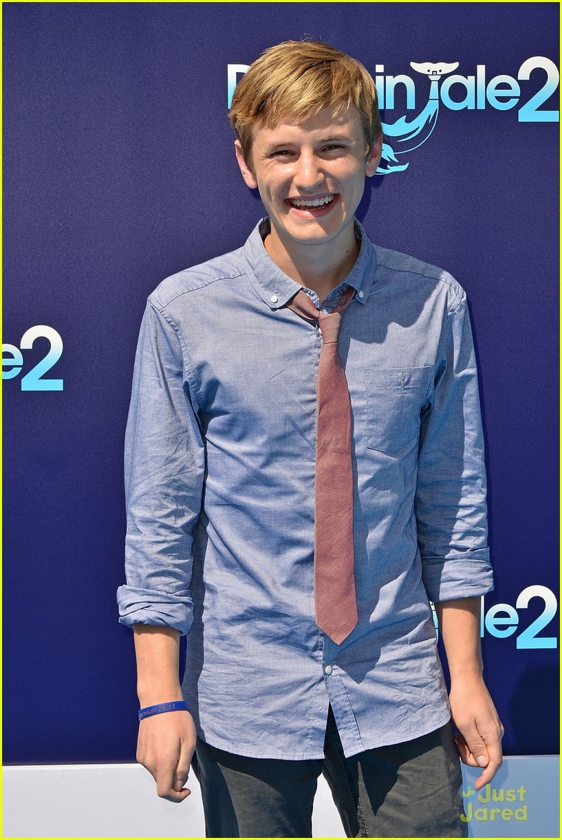 Benjamin Stockham & Paris Berelc Stop By the 'Dolphin Tale 2' Premiere ...