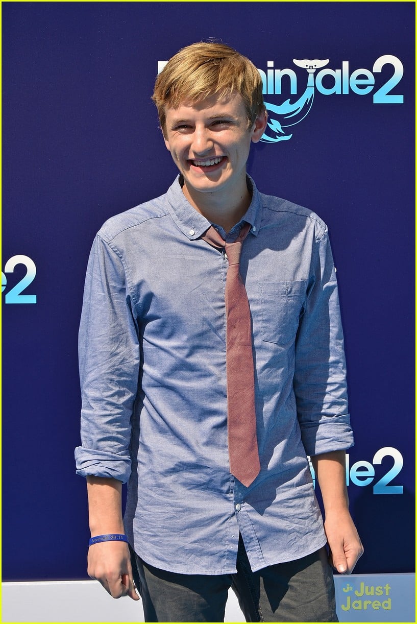 Benjamin Stockham & Paris Berelc Stop By the 'Dolphin Tale 2' Premiere ...