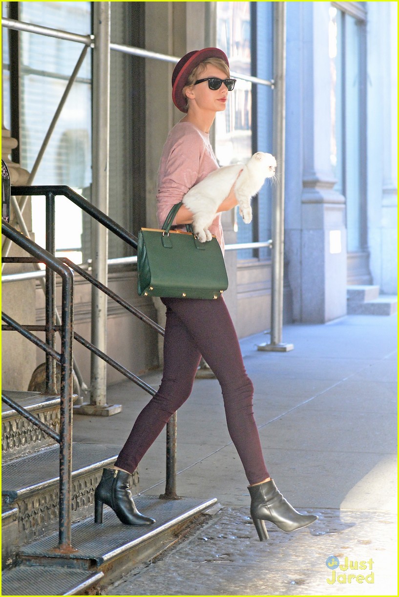 Taylor Swift Justifies Her Awkward Dancing in Hilarious Vine Video ...