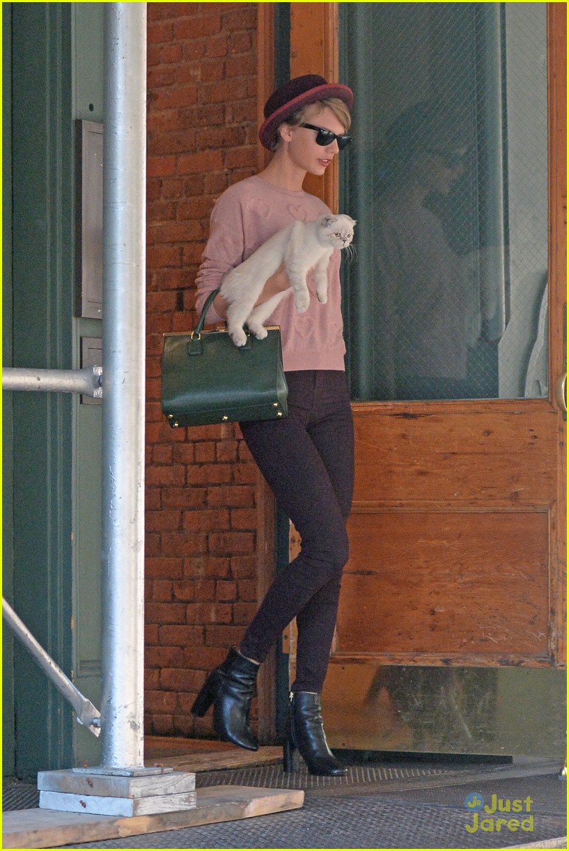 Taylor Swift Justifies Her Awkward Dancing in Hilarious Vine Video ...