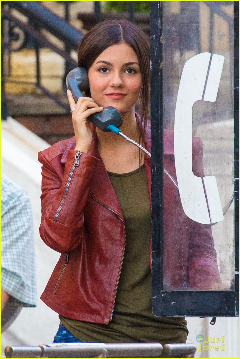 Victoria Justice Uses Pay Phone in Brooklyn, Reminds Us They Still ...