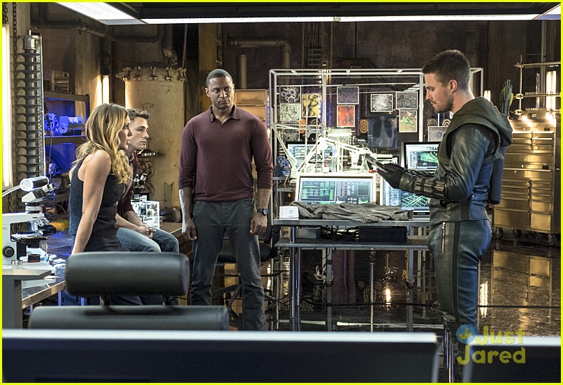 Full Sized Photo of arrow the magician stills 09 | Oliver Keeps ...