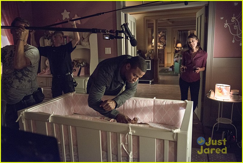 Full Sized Photo Of Arrow Oliver Searches Thea Stills 05 Oliver Goes Searching For His Sister