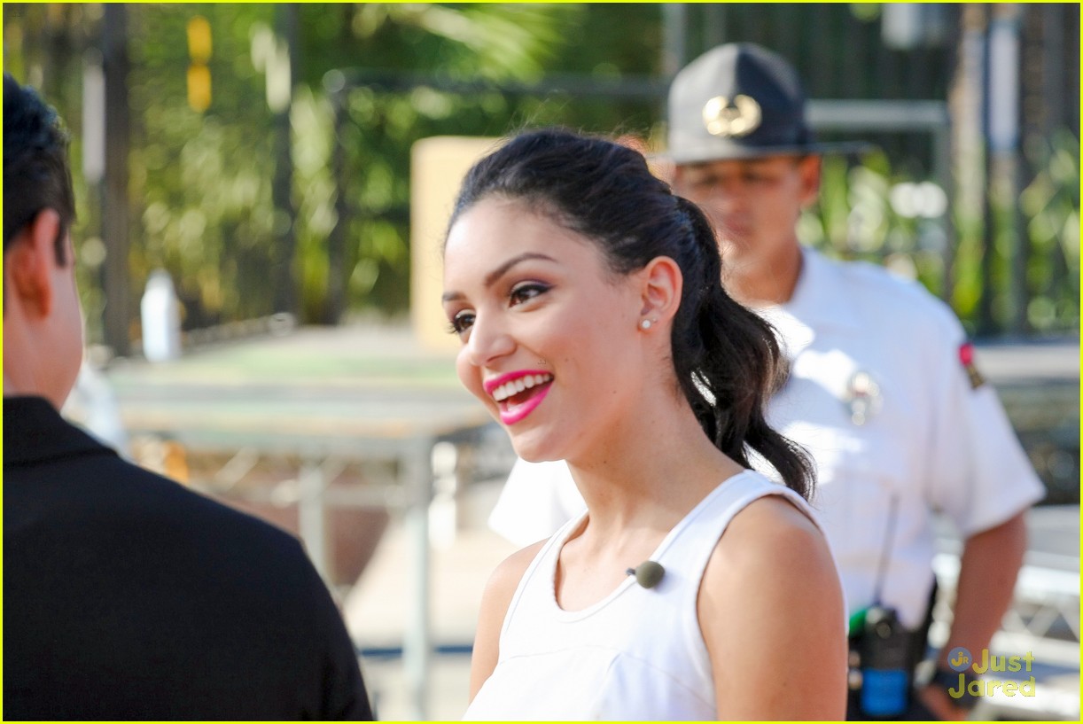 Bianca Santos Gets Her Dance On at 'Extra' With Mario Lopez | Photo ...