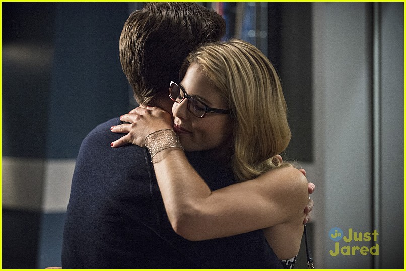 Felicity Visits Barry Allen On Tonight's 'The Flash' - See The Pics ...