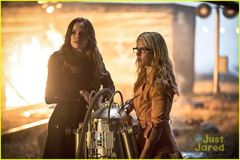 Felicity Visits Barry Allen On Tonight's 'The Flash' - See The Pics ...