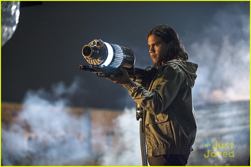 Felicity Visits Barry Allen On Tonight's 'The Flash' - See The Pics ...