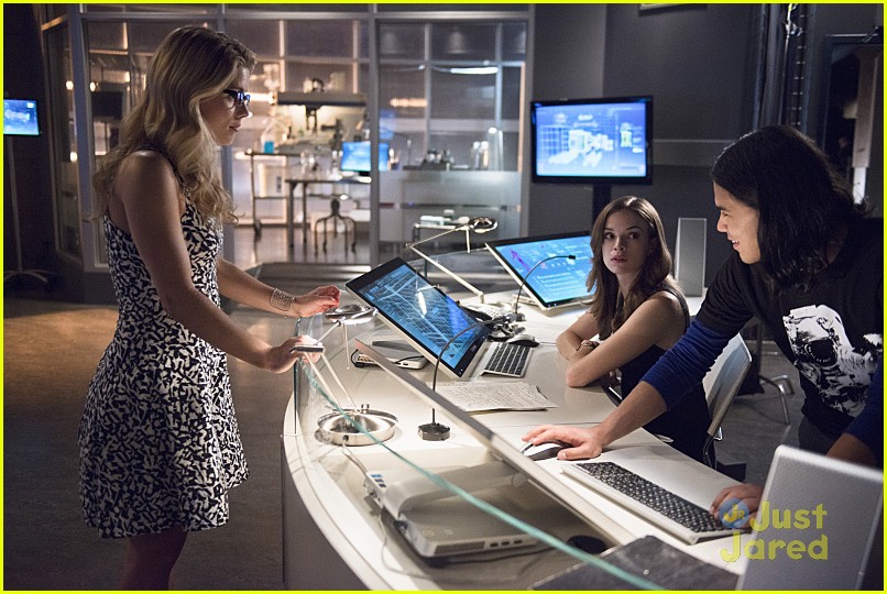 Felicity Visits Barry Allen On Tonight's 'The Flash' - See The Pics ...