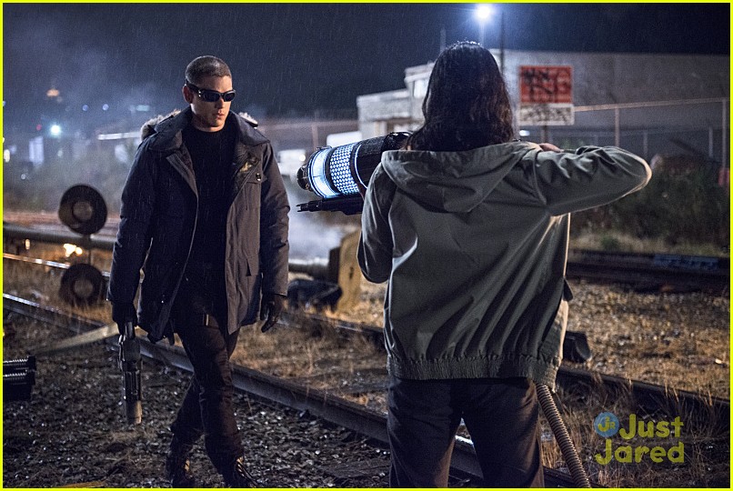 Felicity Visits Barry Allen On Tonight's 'The Flash' - See The Pics ...