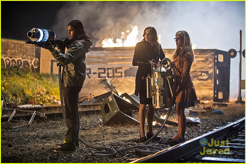 Felicity Visits Barry Allen On Tonight's 'The Flash' - See The Pics ...