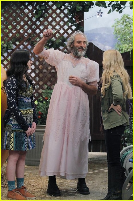 Logan & Lindy Have A Pumpkin Fight in 'I Didn't Do It' Halloween ...