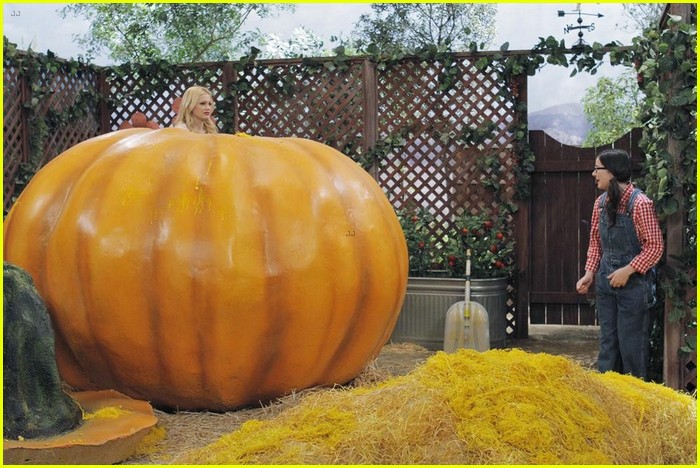 Logan & Lindy Have A Pumpkin Fight in 'I Didn't Do It' Halloween ...