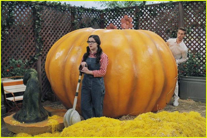 Logan & Lindy Have A Pumpkin Fight in 'I Didn't Do It' Halloween ...