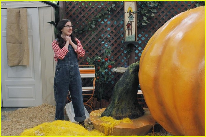 Logan & Lindy Have A Pumpkin Fight in 'I Didn't Do It' Halloween ...