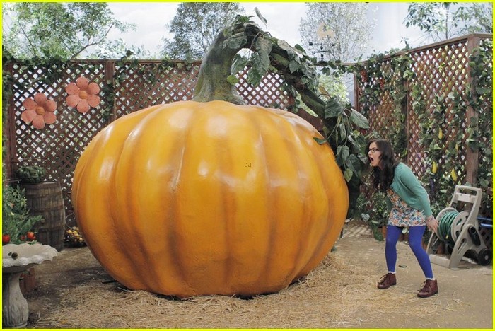Logan & Lindy Have A Pumpkin Fight in 'I Didn't Do It' Halloween ...