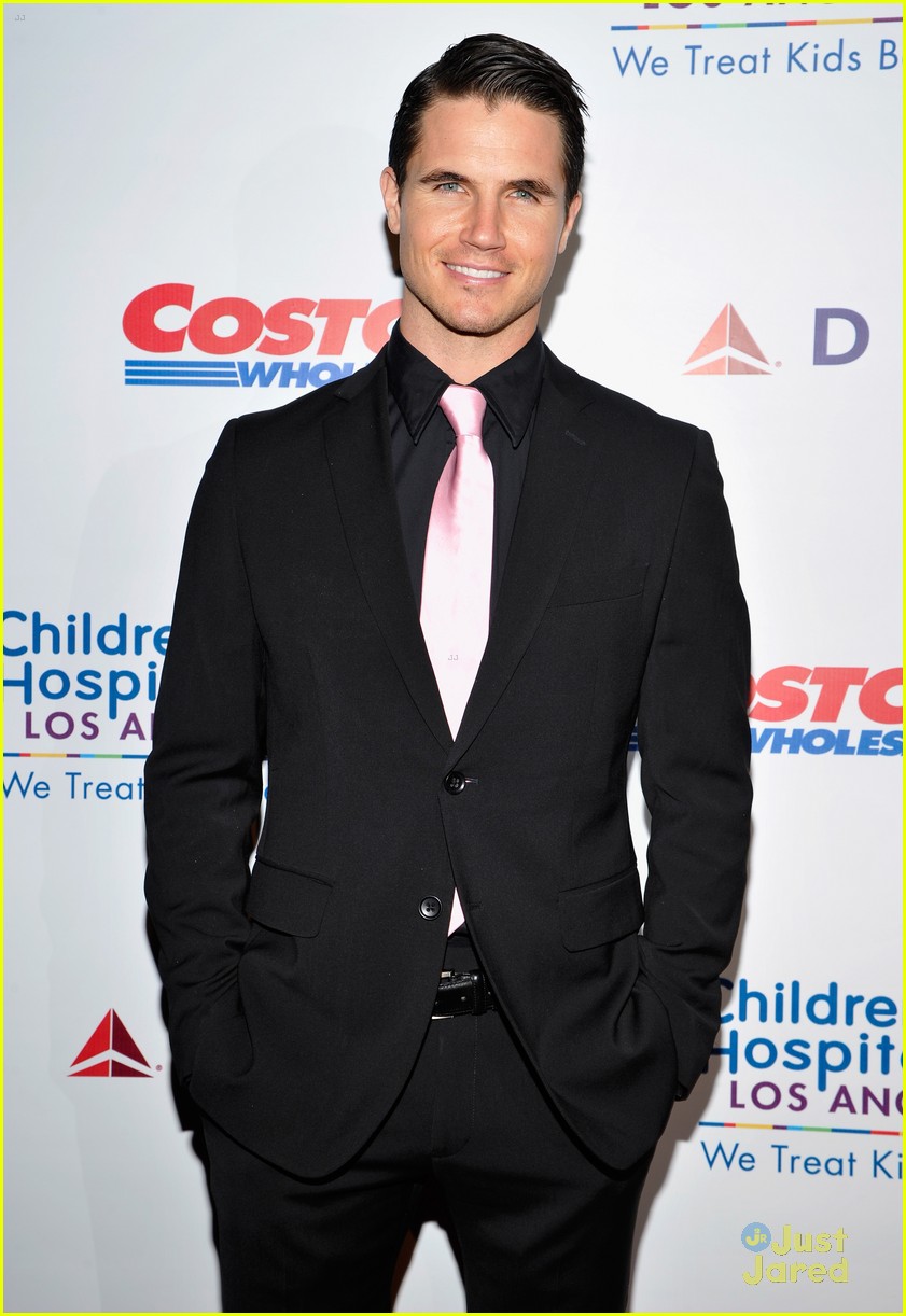 Engaged Couple Italia Ricci & Robbie Amell Make Our Hearts Melt at ...