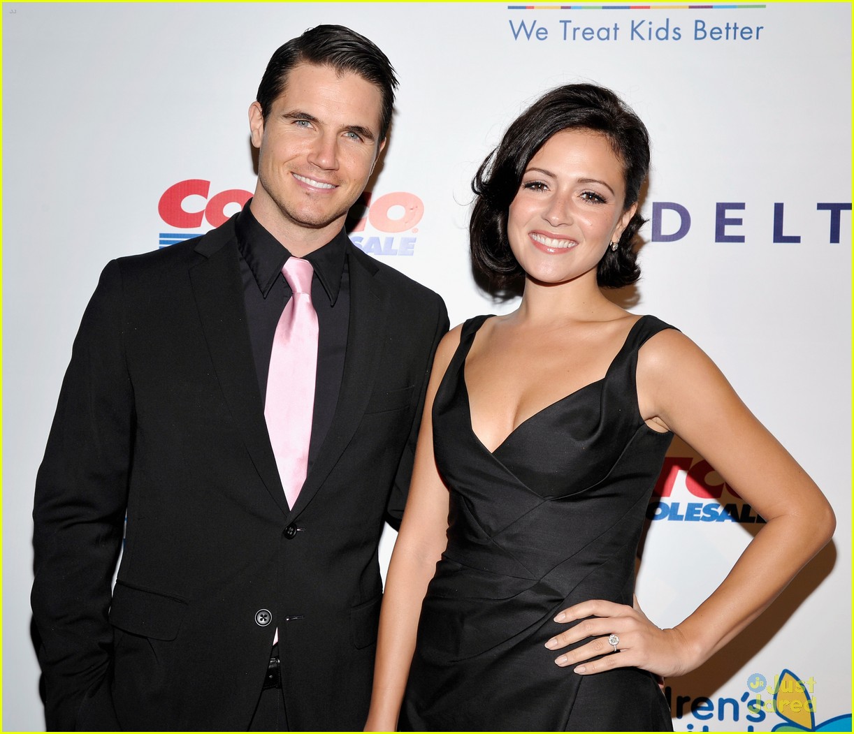 Engaged Couple Italia Ricci & Robbie Amell Make Our Hearts Melt at ...