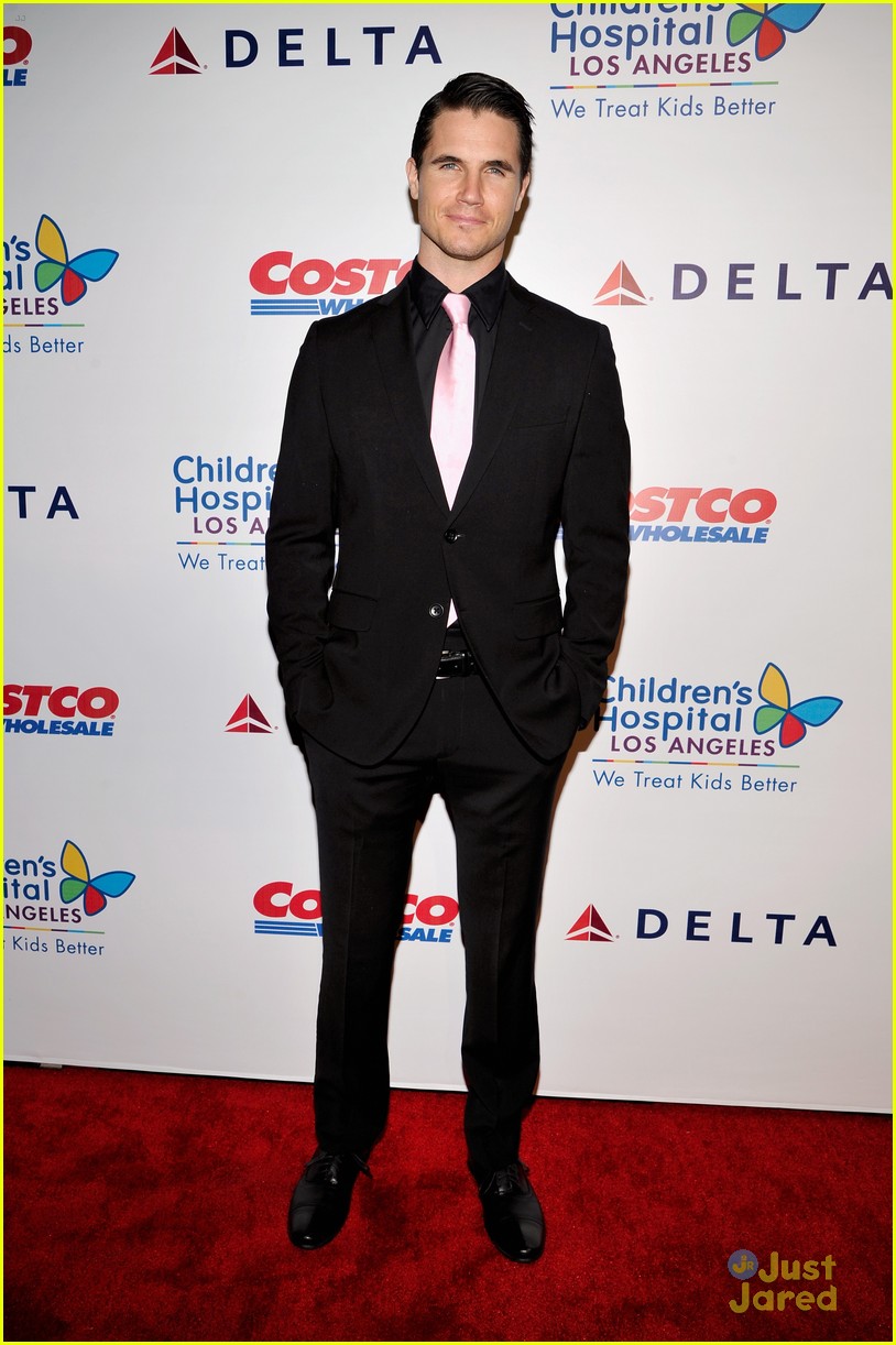 Engaged Couple Italia Ricci & Robbie Amell Make Our Hearts Melt at ...