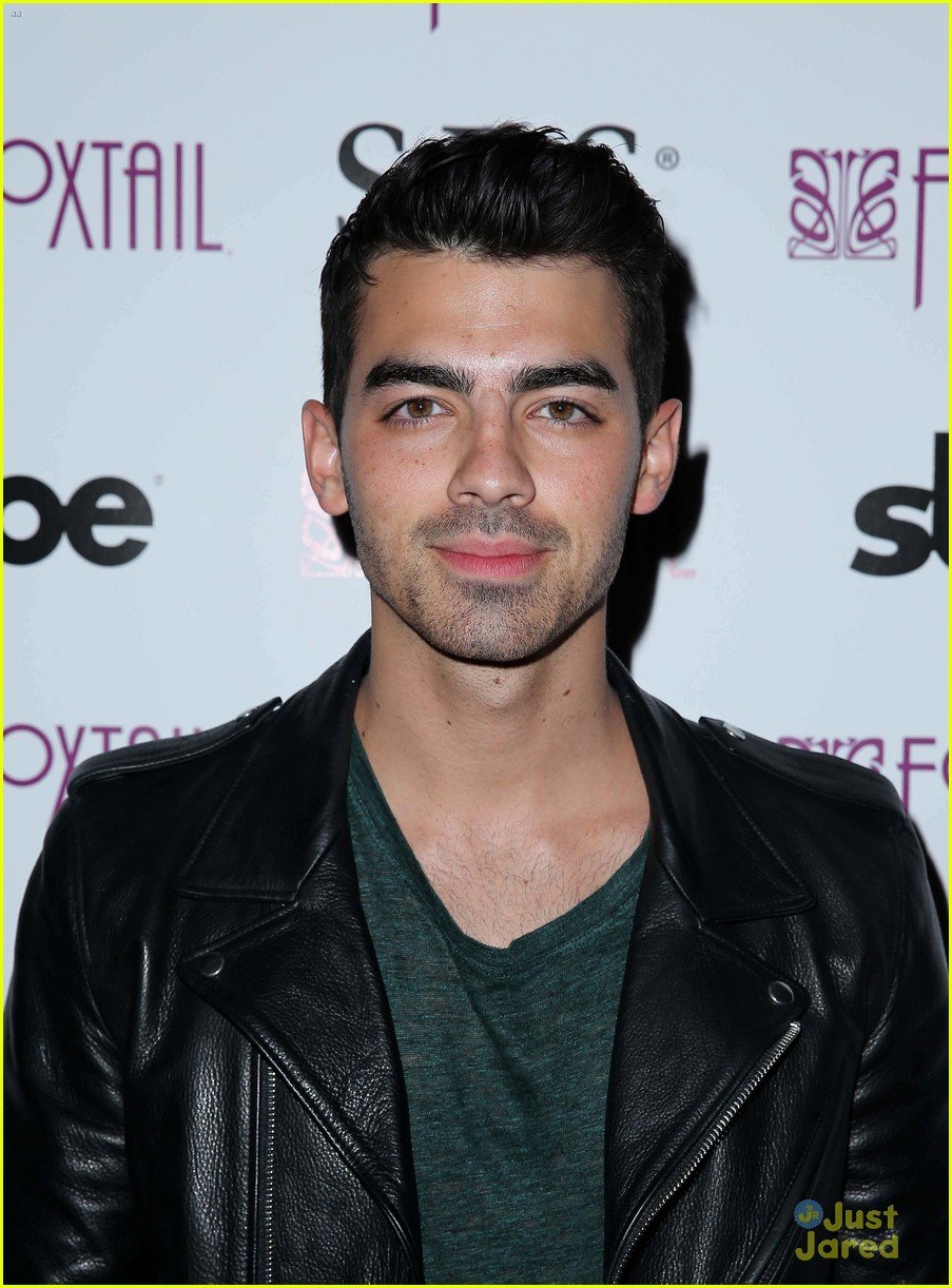 Joe Jonas Encourages Everyone to Recycle Every Day | Photo 733003 ...