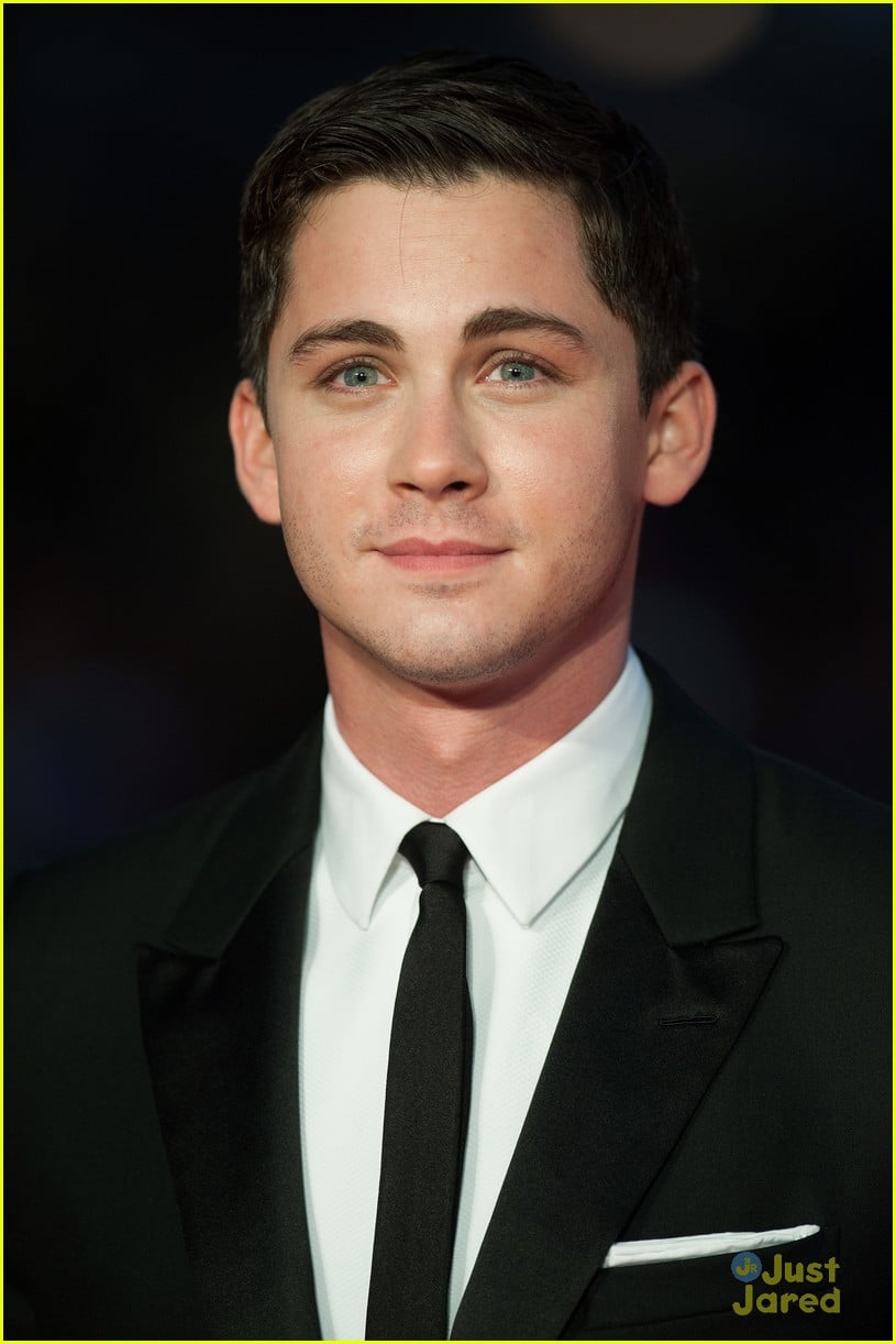Logan Lerman Punched Brad Pitt in the Face for 'Fury' | Photo 732664 ...