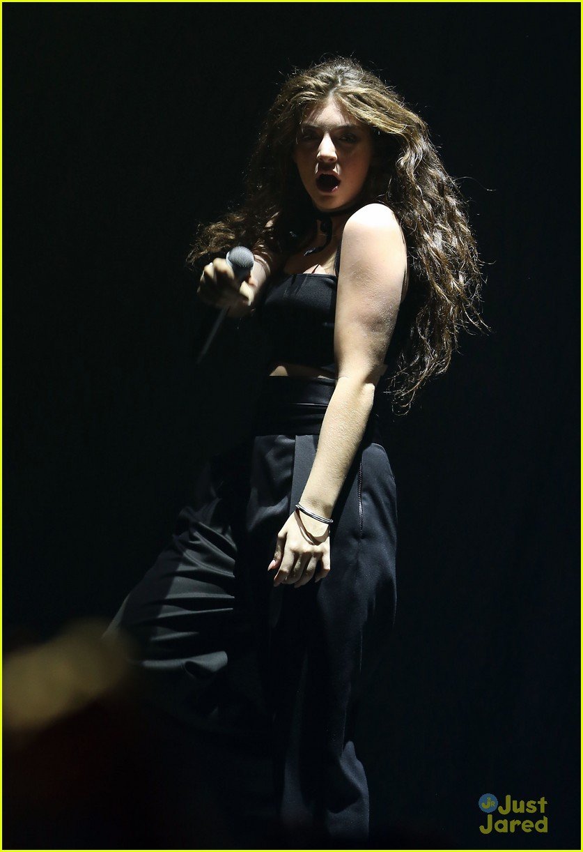 Lorde Performs In Vegas After Releasing Mockingjay Single | Photo ...