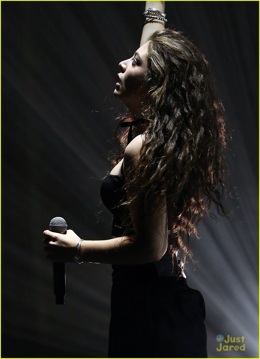 Lorde Performs In Vegas After Releasing Mockingjay Single | Photo ...