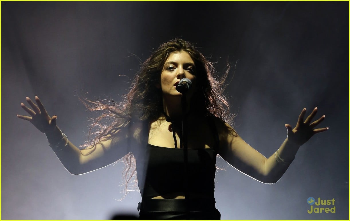 Lorde Performs In Vegas After Releasing Mockingjay Single | Photo ...