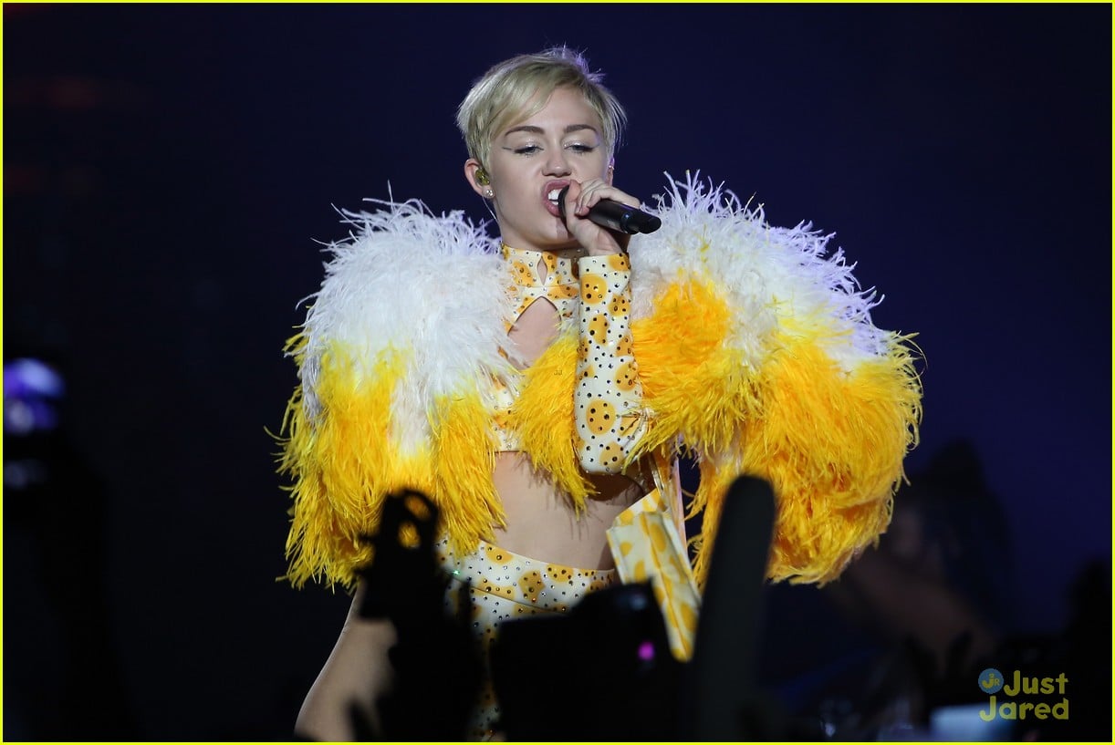 Miley Cyrus Goes on Sightseeing Boat Tour Down Under! | Photo 728023 ...